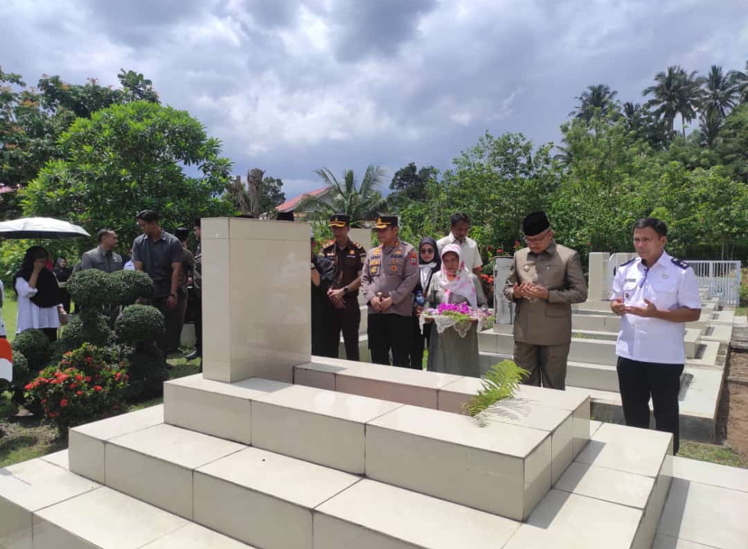 Pj Wali Kota Asripan Nani Pimpin Tradisi Ziarah ke Makam Para Raja dan Mantan Pemimpin Pendahulu ...