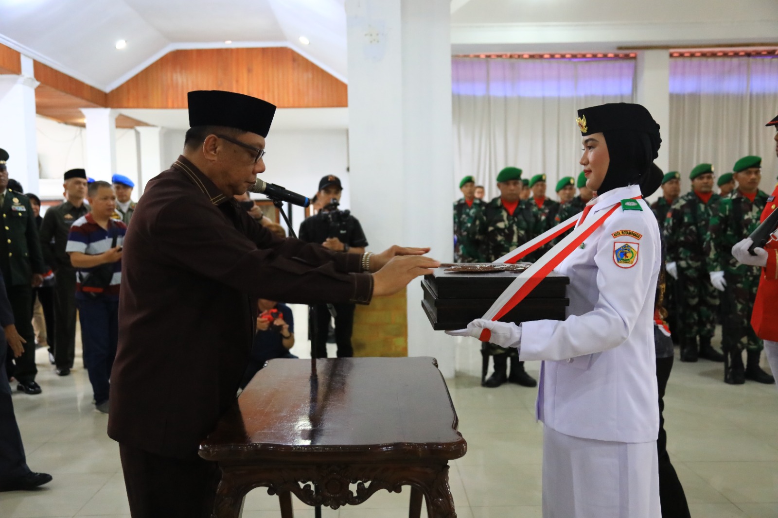 Pj Wali Kota Abdullah Mokoginta Pimpin Upacara Pemindahan Duplikat Bendera Merah Putih - Kontras ...